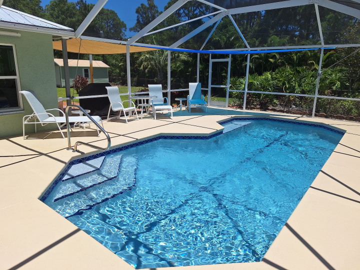Paradise Retreat! Heated Pool Near Beaches!3br/2ba - Vero Beach, FL