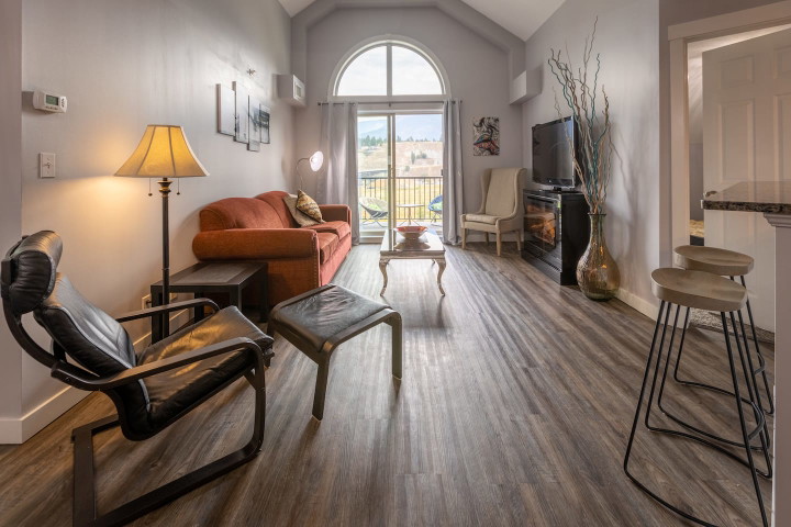 Quiet Top Floor By The Lake. Pool Hot Tub & More! - 인버미어