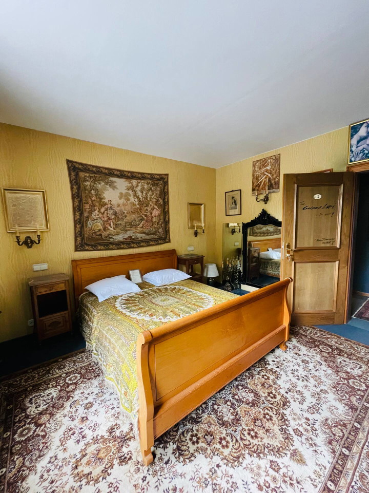 Oranienburgvintage_ Private Garden-golden Lady - Vianden