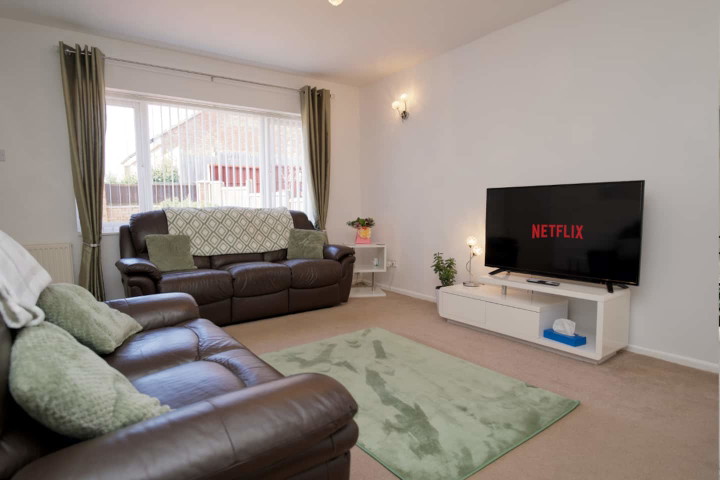 Stylish 2bed Gem: Free Driveway Parking For 4 Cars - Coventry