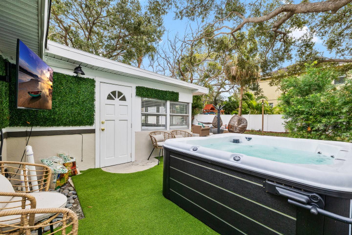 Bayshore Retreat | Luxe, Stylish, South Tampa Stay - Tampa, FL