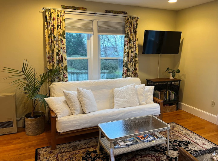 Beautiful Property, Well Maintained, Near Mansions & Beach, Private Kitchen - Rhode Island