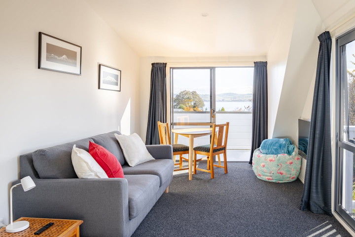 Gorgeous Views Of Lake Taupō And Mount Tauhara - タウポ