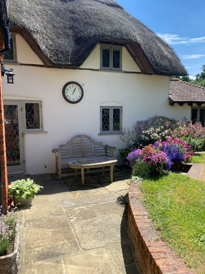 Luxury Rural Thatched Cottage With Cedar Hot Tub. - Berkshire