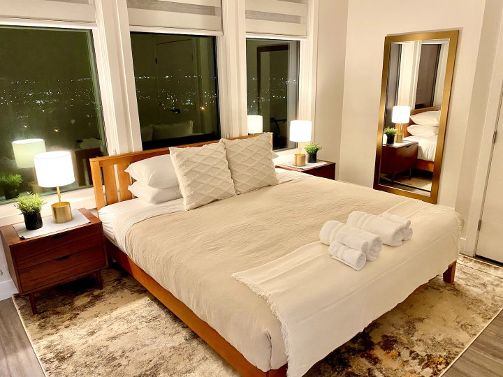 King Bed | Central | Spectacular View - Kamloops