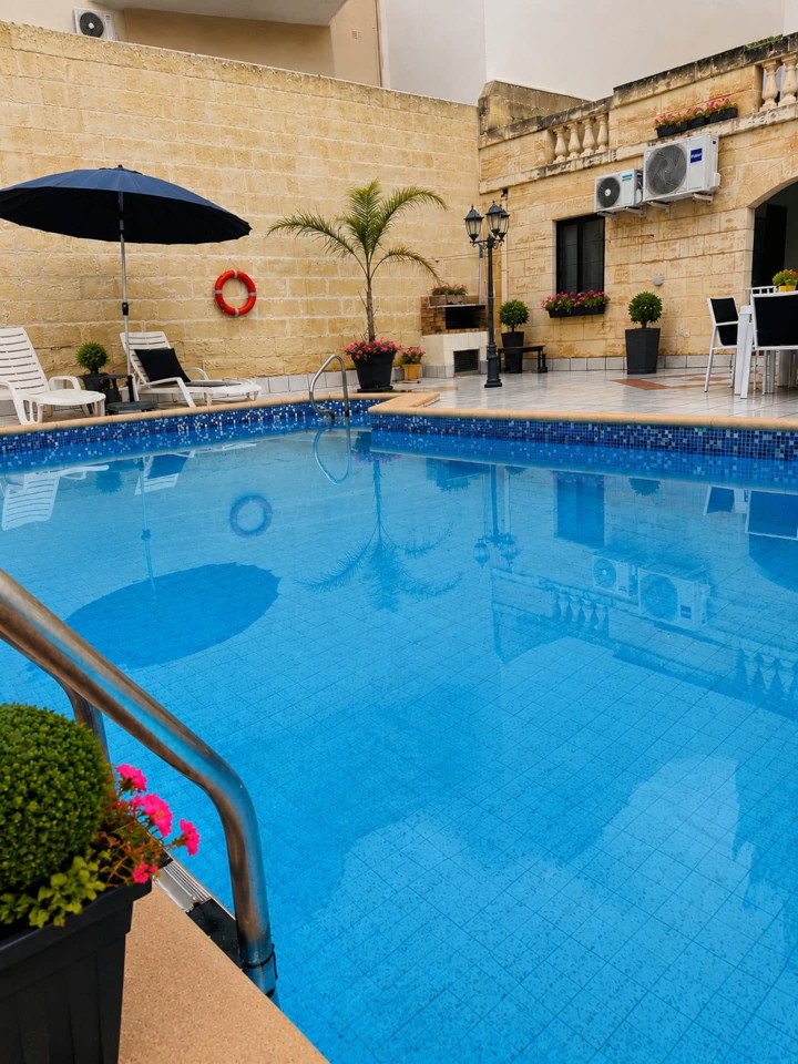 Private Pool Escape  Walk To Everything - Malte