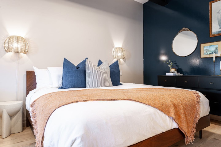 Lot 44: The Santa Maria Suite - Stratford