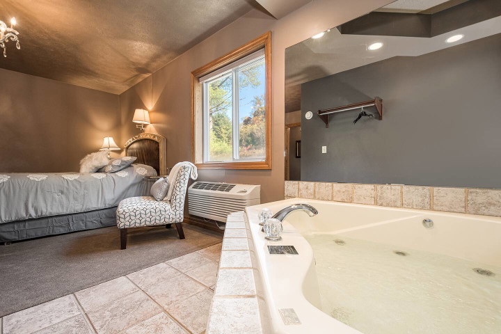 Jv Thompson | Jacuzzi Tub Historic Inn Room - Farmington, PA