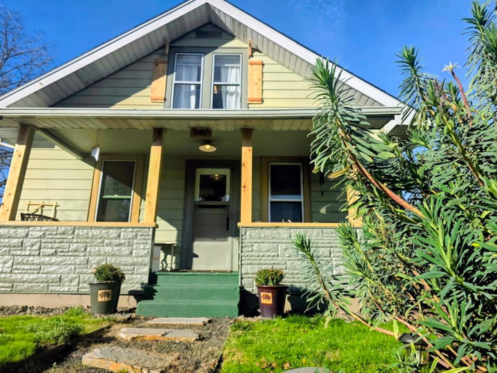 Artist Farmhouse With Garden Views - Oregon City, OR
