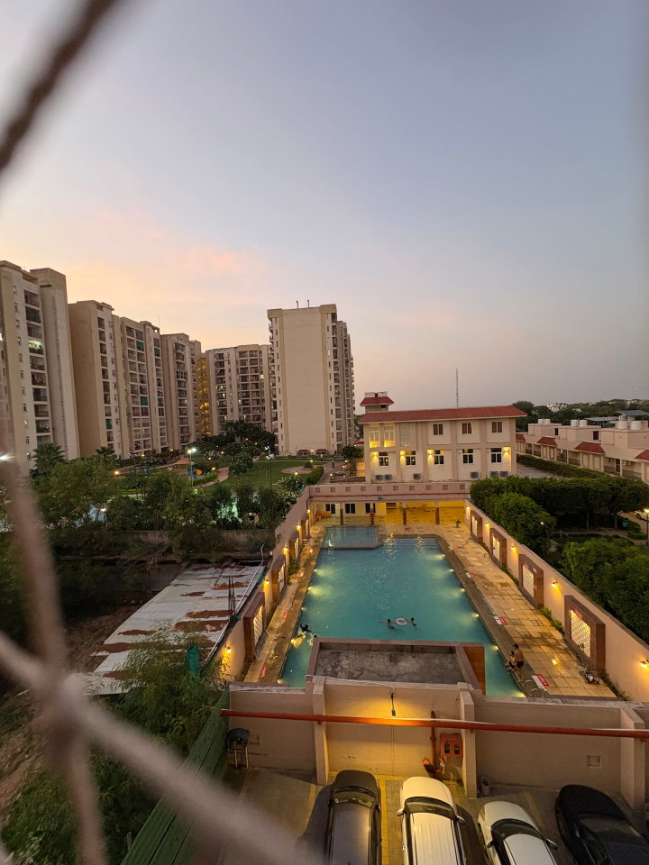 A Calm Top-floor 2bhk With A Pool-view Balcony - India