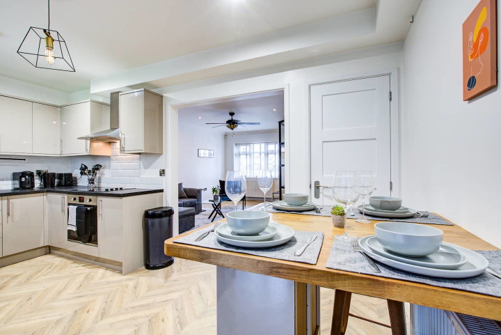Stylish 3br | 2ba Modern Retreat  Sleeps 7 - Hounslow