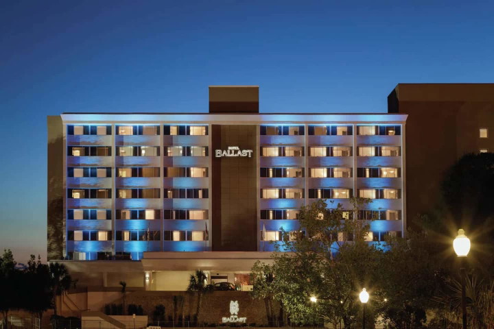 Along Wilmington Riverwalk + On-site Dining & Pool - Wilmington, NC