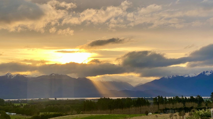 Lake & Mountain View * Luxury* Spa Pool * Private - Te Anau