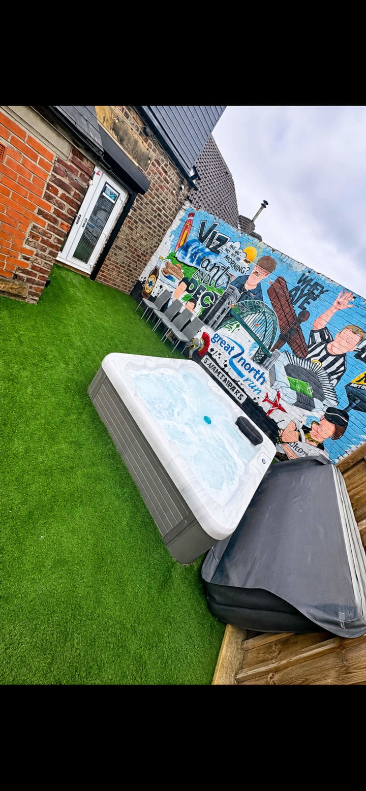 Newcastle.
Hot Tub! Free Parking + Wifi Sleeps 6 - Newcastle upon Tyne