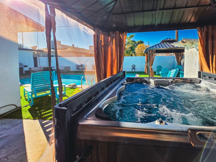 Comfy Family Haven Home With Pool/hotspa/bbq Grill - Las Vegas, NV