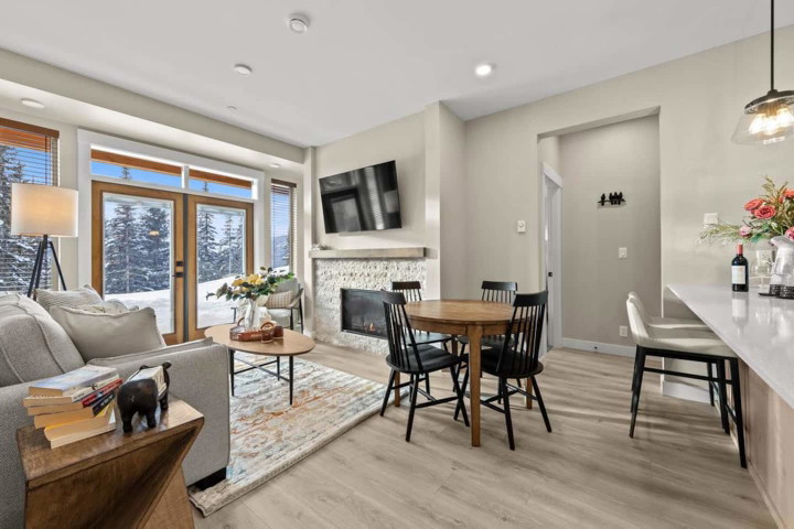 Powder Heights 13: East Village 2br/2ba W/ Hot Tub - Sun Peaks Resort, BC