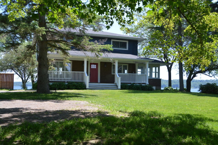 County Waterfront, Newly Renovated: Glenora House - Napanee
