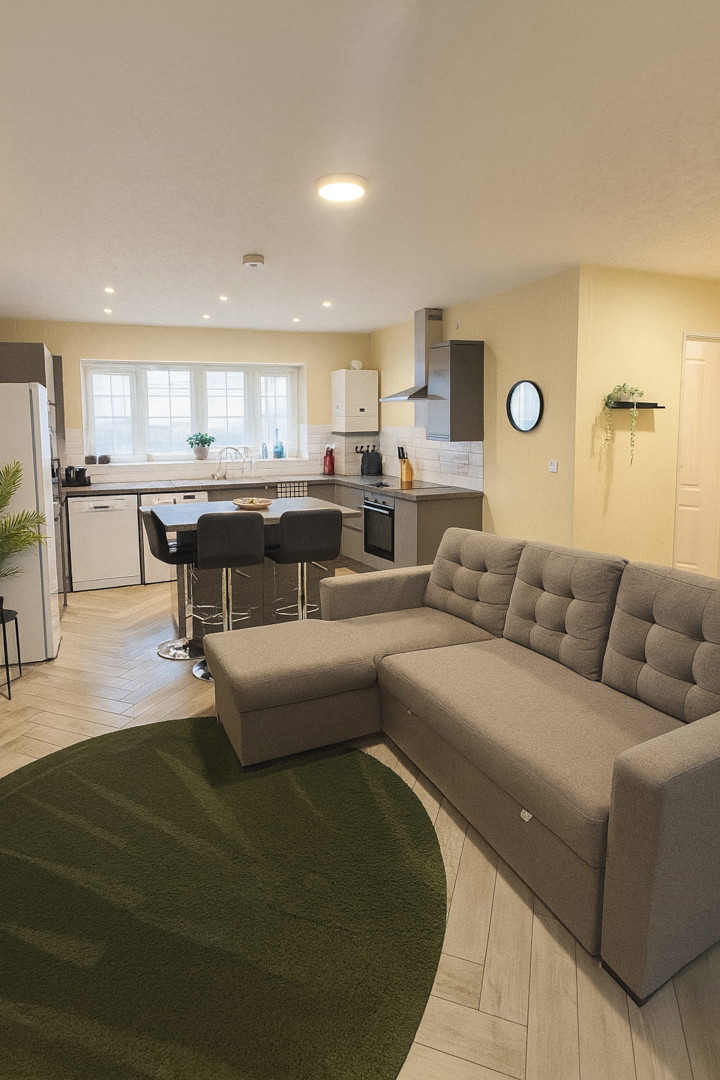Stylish Two-bedroom Flat In Bury | Lots Of Space - Bury