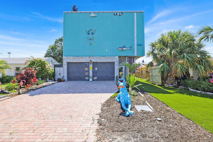 2 Bedroom Home With Fun Outdoor Area - Boynton Beach, FL