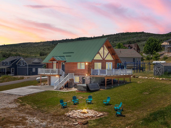 Fire Pit, Lakeview, Hot Tub, 2 Decks & Living Rms - Garden City, UT