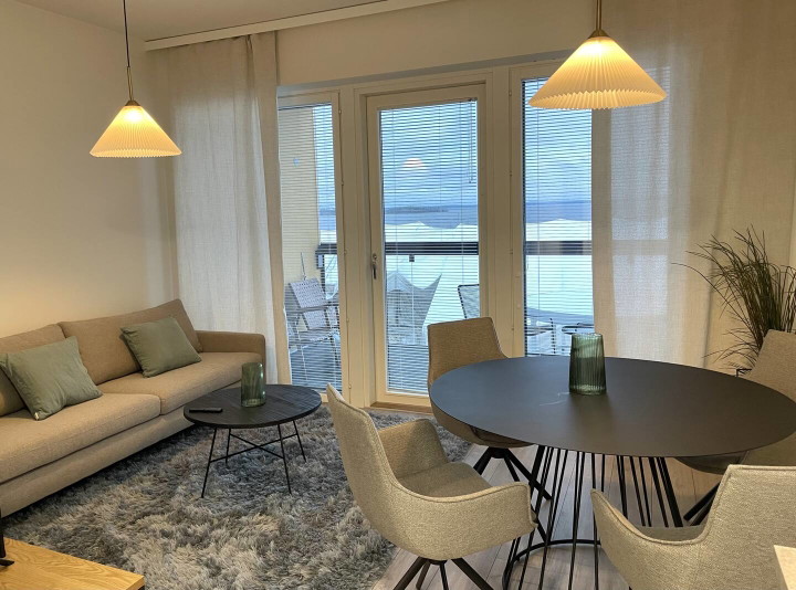 Bright Two-bedroom Apartment With Lake Views - Tampere