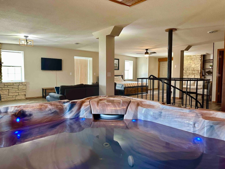 Riverview Villa - Hot Tub Suite (River Rock Inn) - Iowa (State)