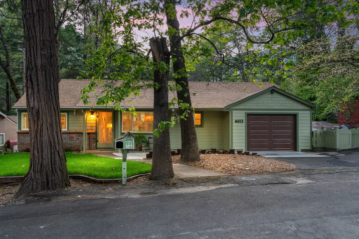 Retro Riverview Retreat - Dunsmuir, CA