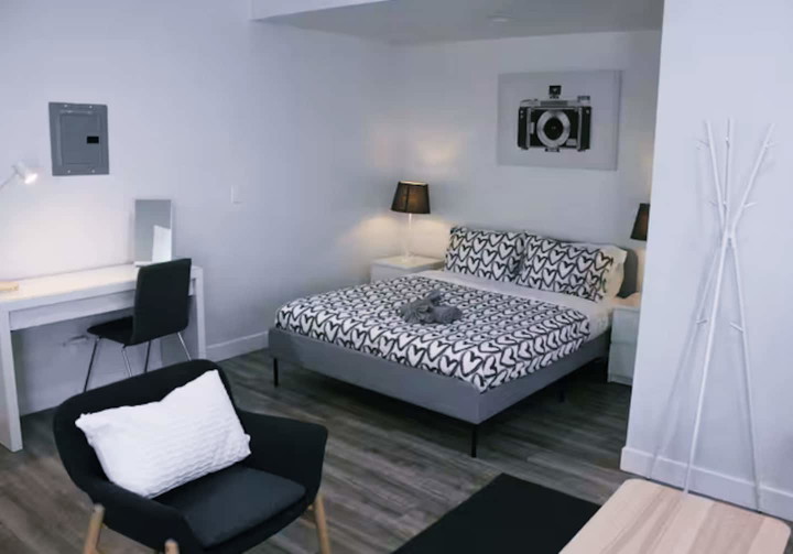 Beverly Hills Studio By Just Bring Your Toothbrush - Beverly Hills, CA