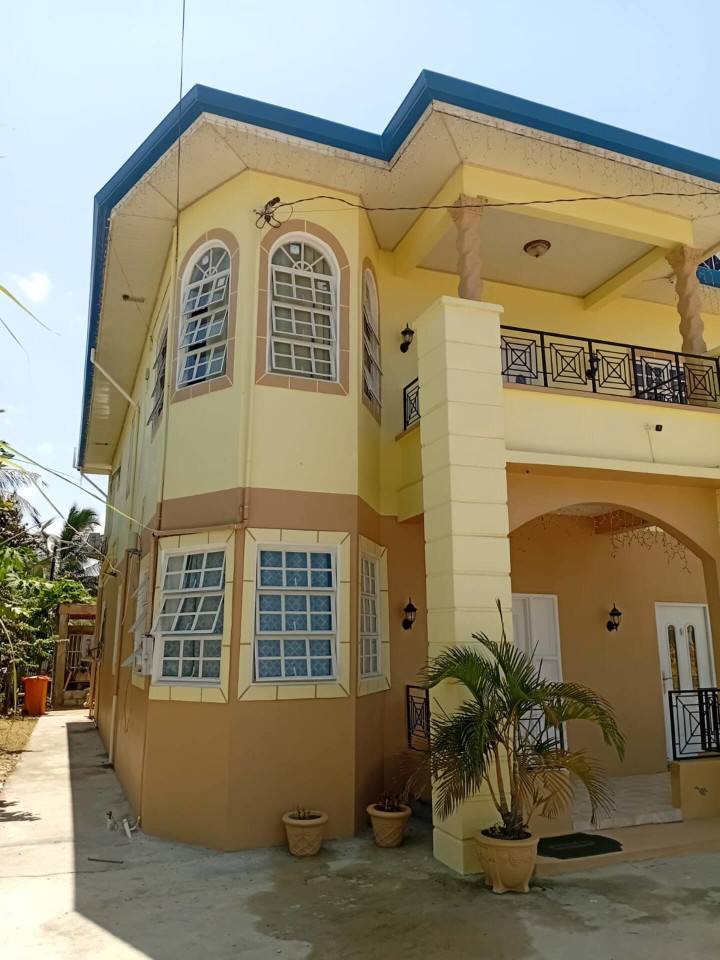 Cheerful 3 Beds, 2 Bath, Ac, Hot And Cold - Guyana