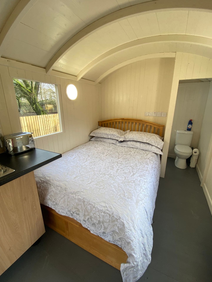 Delightful 1 Bedroom Shepherds Hut With Hot Tub # - Bridgend