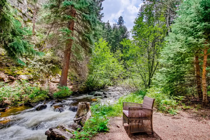 Rustic Funk Waterfront Pet Friendly Cabin - Idaho Springs, CO