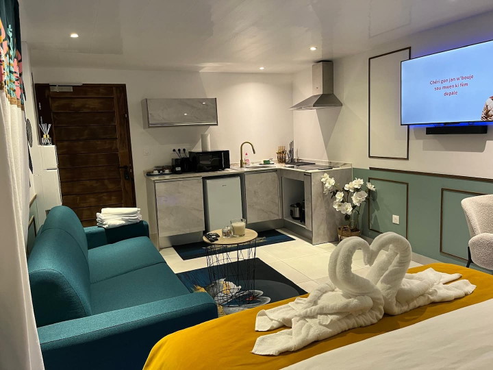 Pierre Luxury_bleu D'or - French Guiana