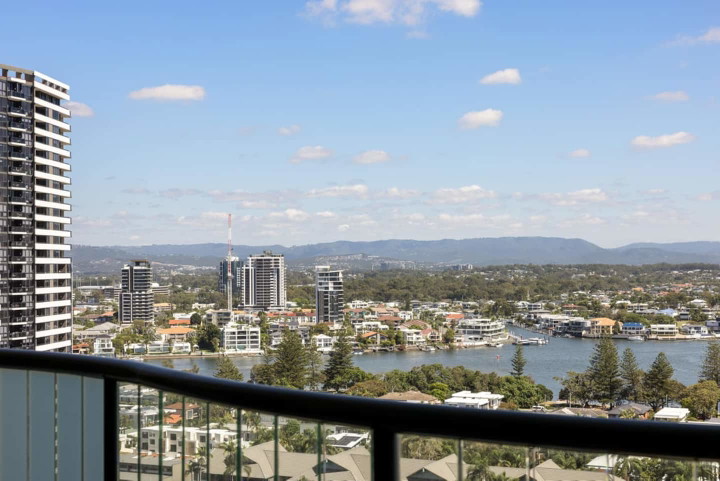 High-floor Apartment With River & Skyline Views - Gold Coast