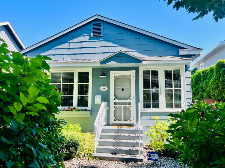 Heritage Cottage, Walkable Location, Beach Access - Kelowna