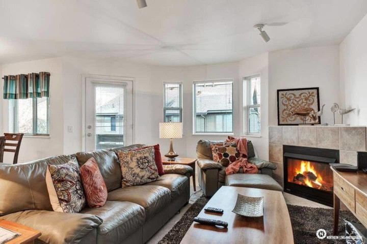 Serene Lakeside Condo In Umed Area - Anchorage