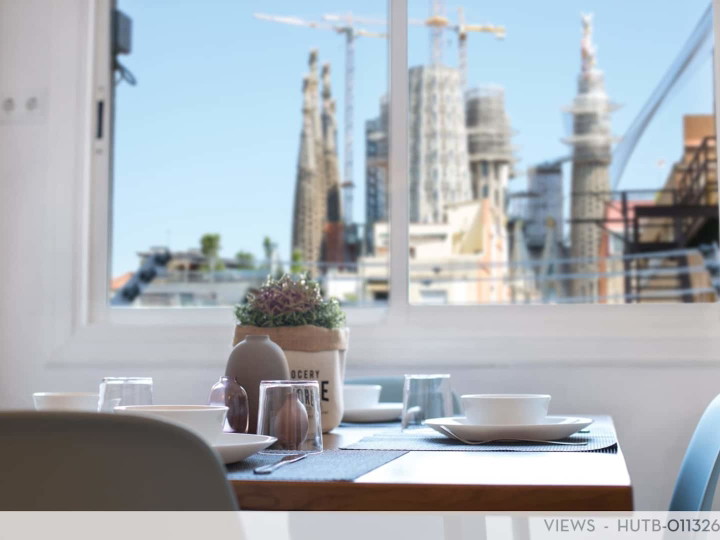 Sagrada Familia. Wake Up In Front Of The Sagrada Familia. - Badalona