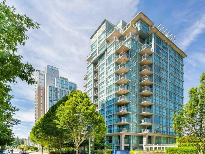 Quiet City View Suite Steps Away From Stanley Park - 6400