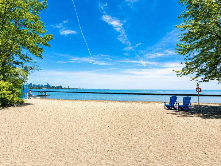 Sunrise-to-sunset Lake Views With Resort Amenities - Toronto, ON