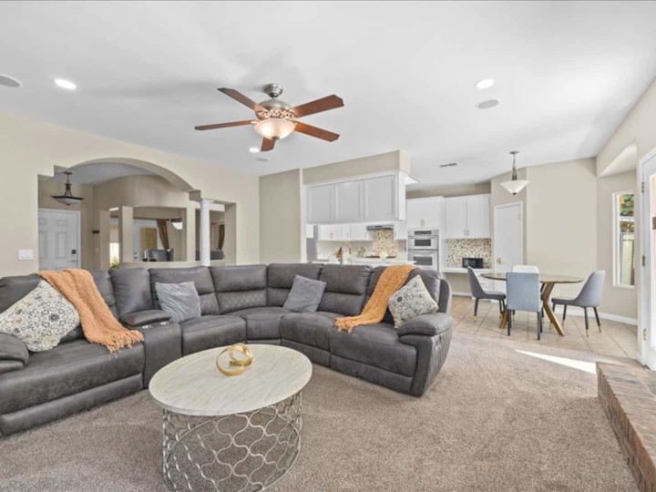 Spacious & Cozy 4 Bed House W/ Large Pool - Bakersfield, CA