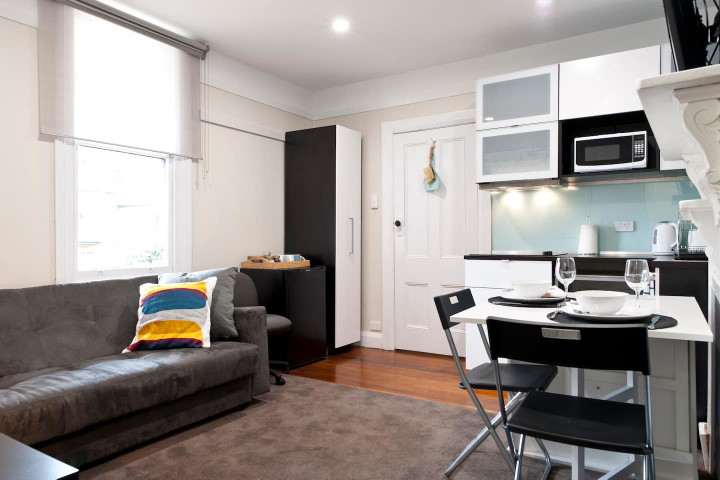 Modern Comforts, Old World Charm In West Hobart - Hobart