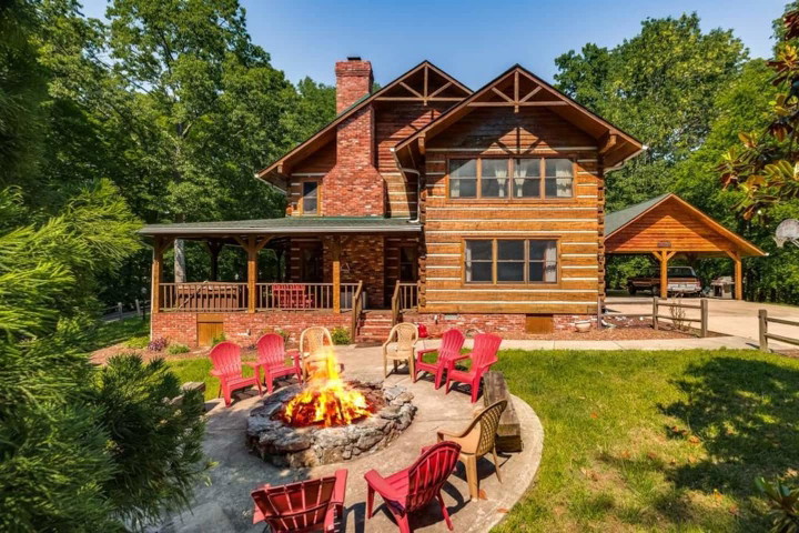 Stunning Cabin Nestled In The Woods Near Nashville - Gallatin, TN