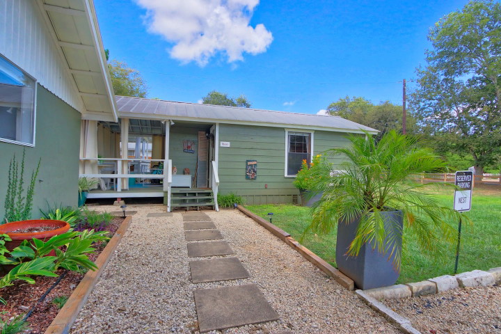 Creekside Cabins- The Nest - Texas