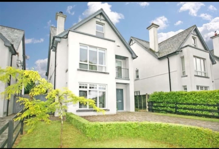 Luxury Riverside 4-bed Home, All Ensuite Rooms - Limerick City