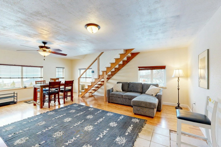 Little Black Bear | Hillside Cottage | City Views - Anchorage, AK