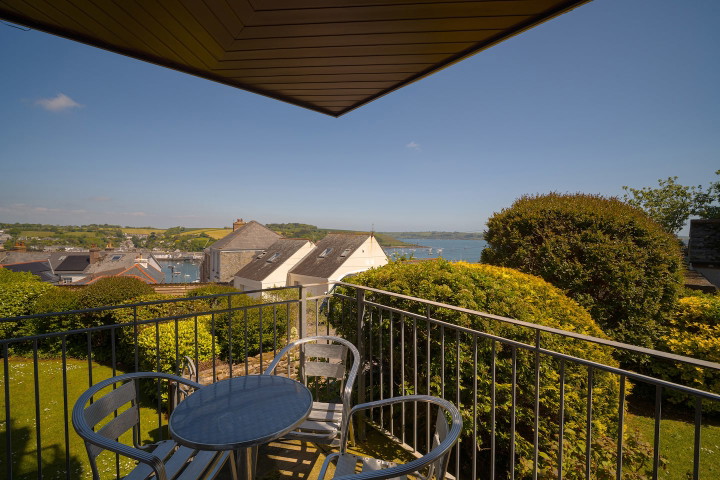 Spacious Two Bed Flat With Sea View & Parking - St Mawes