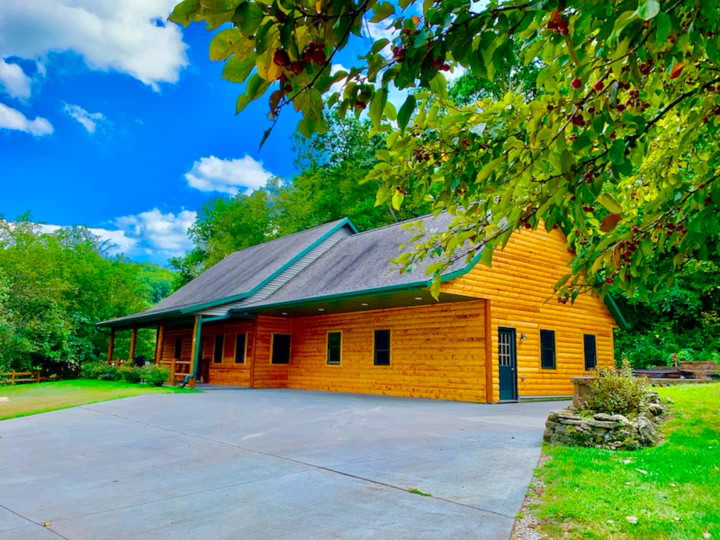 Log Cabin/ W Hot Tub, Outdoor Pool & Pool Table - Iowa (State)