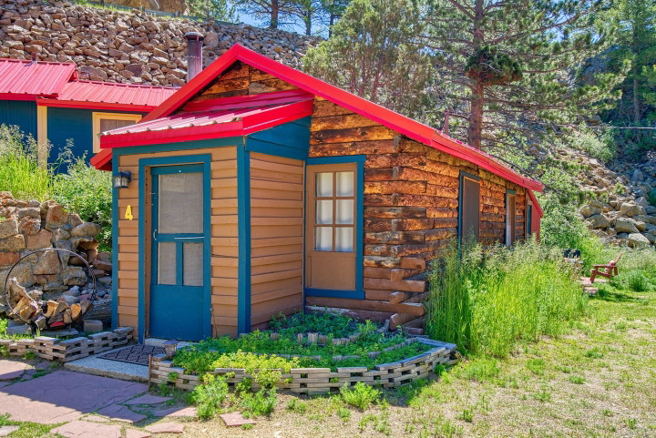 Rustic Riverside Cabin With Patio  Family Escape - Allenspark, CO