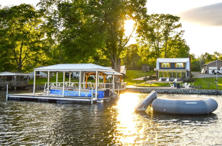 Blue Heron Haven - Ultimate Lake Escape: Lake Bouncer, Arcade, Kayaks, Hot Tub - Denton, NC