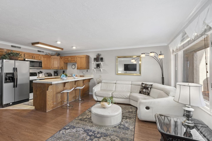 304, Main Level, New Flooring,close To Pools - Utah