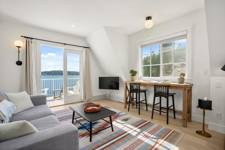 Brand New Oceanfront Harbour & Island View Studio - Gibsons